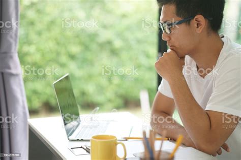 집에서 온라인으로 학습하는 컴퓨터와 함께 일하는 아시아 청년 기업가 E러닝 웨비나 미팅 유능한 전염병의 사회적 거리 18 19세에 대한 스톡 사진 및 기타 이미지 Istock