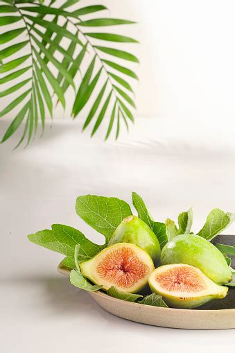 무화과 잎과 열대 잎흰색 배경이 있는 전체 와 반쪽 무화과의 갈색 접시 0명에 대한 스톡 사진 및 기타 이미지 0명 개체 그룹 건강한 식생활 Istock