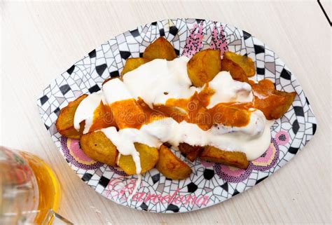 Batatas Fritas Picantes Patatas Bravas Com Molho Foto De Stock Imagem