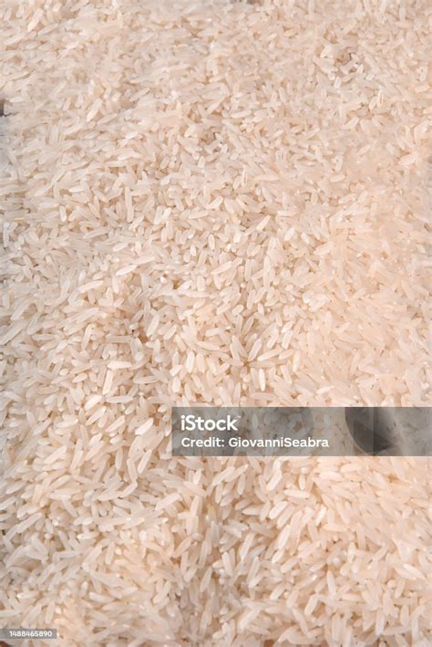 흰 쌀 자연 긴 쌀 곡물 익히지 않은 건강 식품 나무 테이블 사용 질감 배경 0명에 대한 스톡 사진 및 기타 이미지 0명 가루로 빻은 갈색 Istock