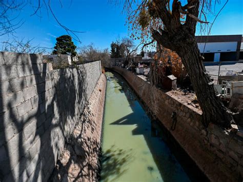 Humanos Animales Flora Y Suelo En Peligro Por Drenaje En Acequia