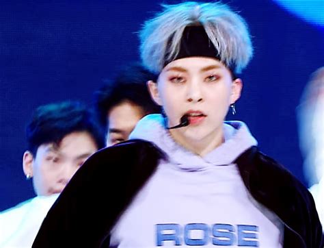 더쿠 오늘 두꺼운 헤어밴드 때문에 얼굴형 도드라졌던 엑소 시우민