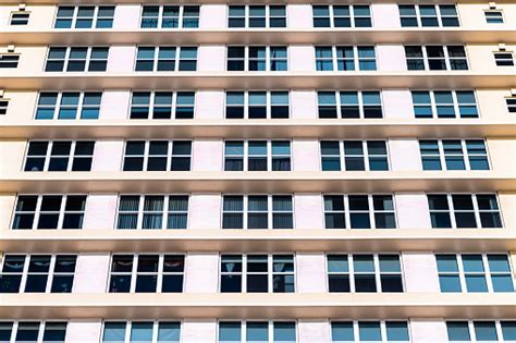 추상 미니멀리즘 외관 건축 파사드 아르 데코 화이트 옐로우 컬러풀 빈티지 복고풍 주거 건물 호텔 많은 창문 건물 외관에 대한 스톡 사진 및 기타 이미지 Istock