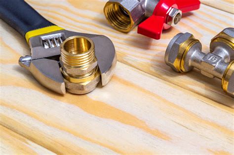 예비 부품의 수리 또는 교체 중 목재 보드의 배관 피팅 및 조정 가능한 스패너 배수관에 대한 스톡 사진 및 기타 이미지 배수관 문제 0명 Istock