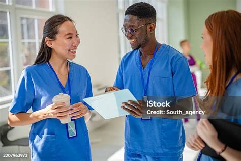 젊은 의료 전문가들이 현대적인 병원 환경에서 환자 치료 전략에 대해 논의합니다 간호사에 대한 스톡 사진 및 기타 이미지 간호사 건강관리와 의술 계획 Istock