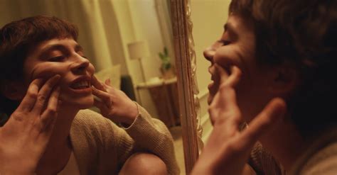 감동적인 얼굴 감정 표현 감정의 투쟁 감정적 반성 감정적인 강렬한 감정 개인적 성찰 거울 거울 반사 거울을 보는