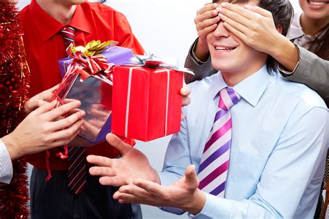 Подарки на 23 февраля мужчинам коллегам по работе недорого до 500 рублей