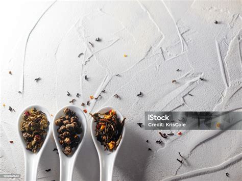 흰색 질감 배경에 흰색 측정 숟가락에 차 잎의 다른 종류 차를 양조하려면 개념에 대한 스톡 사진 및 기타 이미지 개념 건강한 생활방식 건조한 Istock