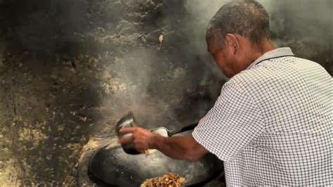 爷爷干完活做午饭，奶奶始终叫不回来吃饭，爷爷又不高兴 Youtube