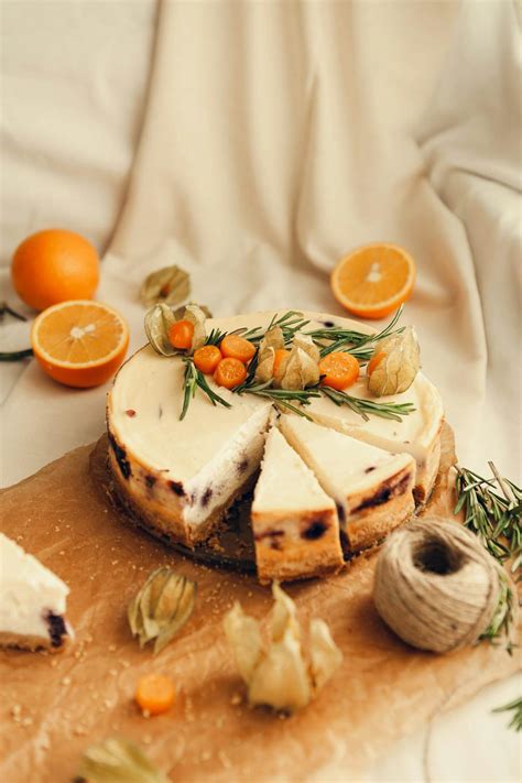 감귤류 고명 과일 장식 달콤한 도금 디저트 둥근 케이크 디저트 러스틱 로즈마리 맛있는 먹음직스러운 목조 판자 물리학 미식가 베이지 톤 베이킹