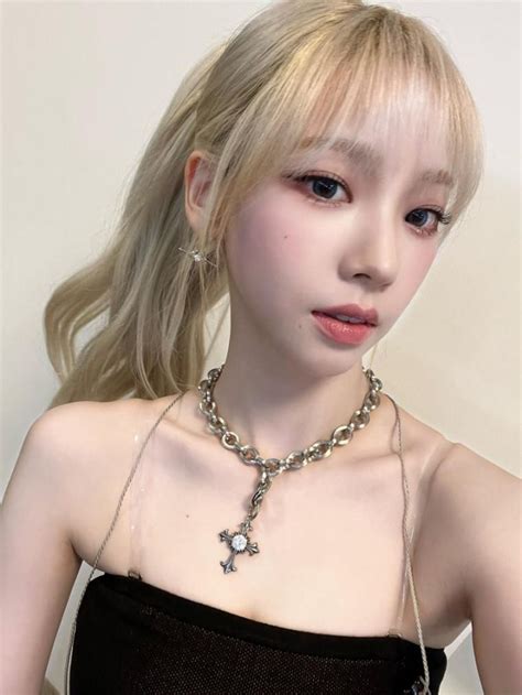 오프숄더 금발 포니테일 에스파 카리나