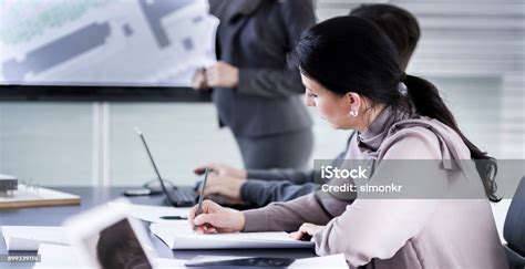 그녀의 동료에 게 계획 내용의 프레 젠 테이 션을 주는 여성 건축가 이사회실에 대한 스톡 사진 및 기타 이미지 이사회실 3 명 30 34세 Istock