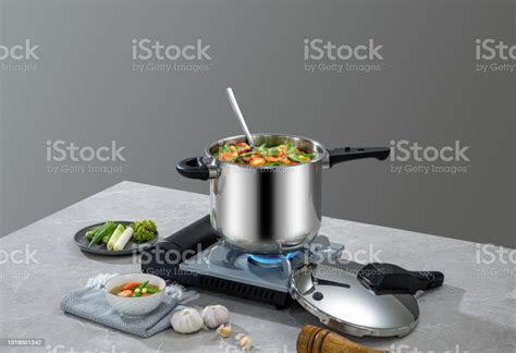 압력솥을 사용하여 수프를 만들고 주방에서 요리를 요리하는 장면 대리석 조리대 배경 나뭇결 바탕 화면 가열장치에 대한 스톡 사진 및 기타 이미지 Istock