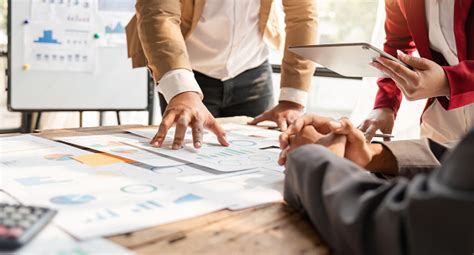 비즈니스 팀은 최신 노트북 컴퓨터와 디지털 태블릿으로 소득 차트와 그래프를 분석합니다 닫다 비즈니스 분석 및 전략 개념 Group A에 대한 스톡 사진 및 기타 이미지