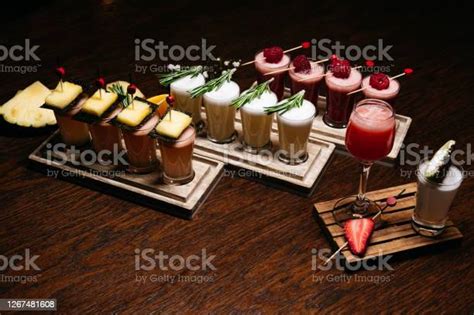 레스토랑에서 테이블에 딸기 라즈베리 파인애플 로즈마리와 함께 찍은 칵테일 세트 0명에 대한 스톡 사진 및 기타 이미지 0명 감귤류 과일 과일 Istock