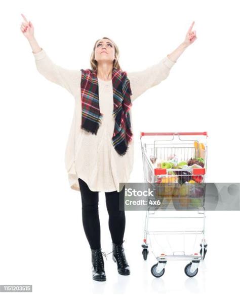 쇼핑 카트 옆에 서 있는 아름 다운 젊은 백인 여자전면 보기 포인팅 및 터치 20 29세에 대한 스톡 사진 및 기타 이미지
