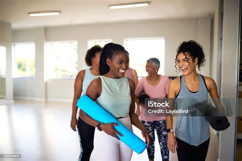 요가 매트를 들고 요가 수업을 마치고 친구들과 함께 떠나는 다양한 어린 학생과 여성 코치 스튜디오에서 함께 쾌활하게 웃는 모습 운동에 대한 스톡 사진 및 기타 이미지