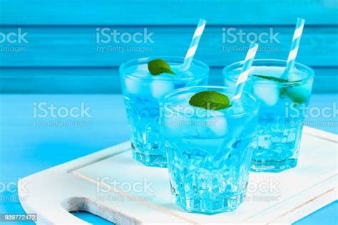 블루 블루 테이블에 흰 나무 보드에 안경에 민트와 얼음 칵테일 0명에 대한 스톡 사진 및 기타 이미지 0명 고명 과일 Istock