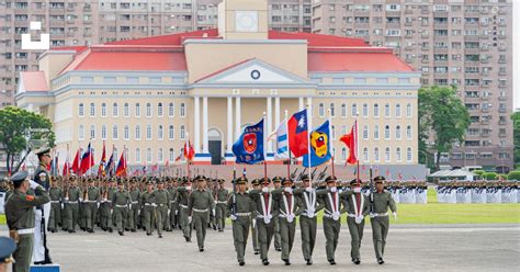 건물 앞에 서 있는 제복을 입은 한 무리의 남자들 사진 Unsplash의 무료 육군 이미지