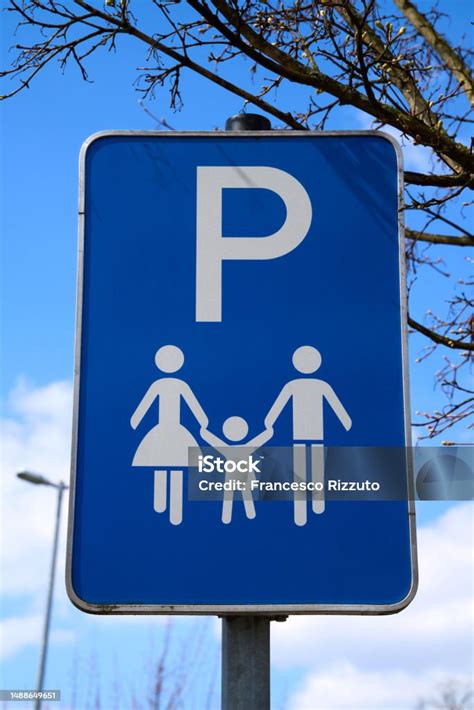 주차는 어린이를 동반한 가족만 주차할 수 있다는 정보가 적힌 교통 표지판입니다 어머니 아버지 자식이 있는 파란색 기호입니다 가족
