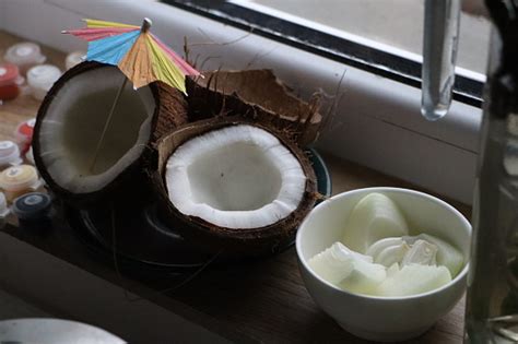 테이블 위에 화려한 우산과 얇게 썬 과일을 곁들인 아름답게 표현된 코코넛 0명에 대한 스톡 사진 및 기타 이미지 0명 가벼운 갈색 Istock