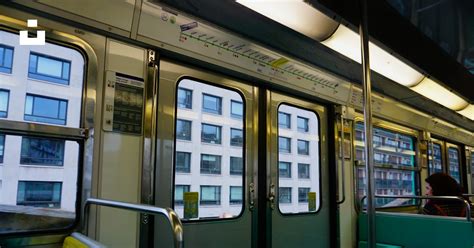 열린 문과 창문이있는 지하철 차량 사진 Unsplash의 무료 파리 이미지