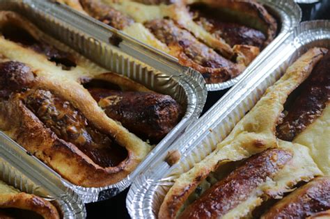 소시지와 구멍 조리법에 수제 전통 영어 두꺼비의 이미지 알루미늄 호일 냉동 식품 저장 테이크 아웃 용기에 육즙 사슴 고기 소시지