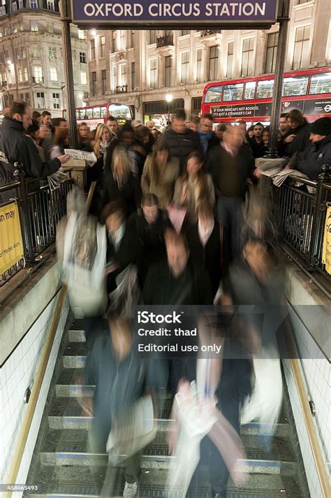 져녁 컴퓨터 눈비녀골풀 대상쪽으로 런던 지하철 왜고너의 옥스퍼드 서커스 관측소 군중에 대한 스톡 사진 및 기타 이미지 군중 밤 하루 시간대 교통수단 Istock