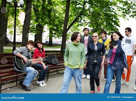 El Grupo De Personas En Parque De La Ciudad Escucha Música Foto De