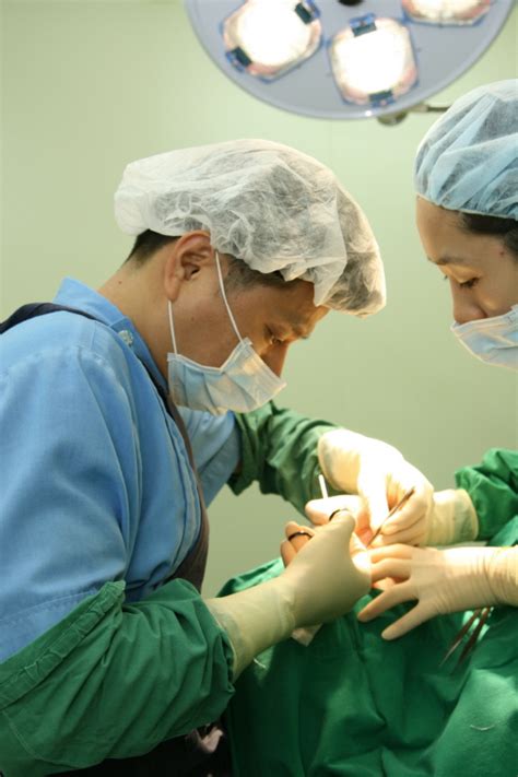 “아름다운 눈을 만들려면 한국으로 오세요”