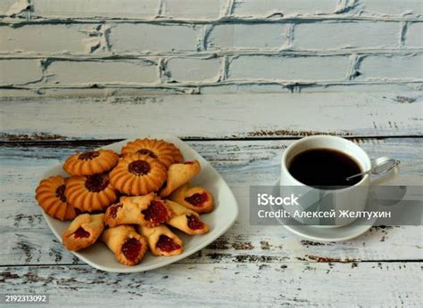 과일 잼을 곁들인 아제르바이잔 식 바스락 쇼트 브레드 쿠키와 블랙 커피 한 잔을 가벼운 나무 테이블 위에 숟가락으로 접시에 담았습니다 가득 찬에 대한 스톡 사진 및 기타