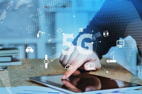 태블릿 장치로 작업하고 터치 스크린을 사용하여 인터넷을 탐색하는 사업가 5g 디지털 네트워크의 블루 홀로그램 아이콘 무선 시스템 및 고속 신호 배경에 사무실 작업장 5g에