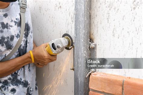 아시아 노동자 청년은 발포 벽돌 벽을 설치할 준비를하기 위해 강철 기둥에서 상세한 금속 나사를 톱질하고 보관했습니다 강철에 대한 스톡 사진 및 기타 이미지 Istock