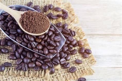 나무 테이블에 나무 숟가락과 커피 분말에 커피 콩의 최고 보기 가루로 빻은에 대한 스톡 사진 및 기타 이미지 가루로 빻은 갈색 개념 Istock