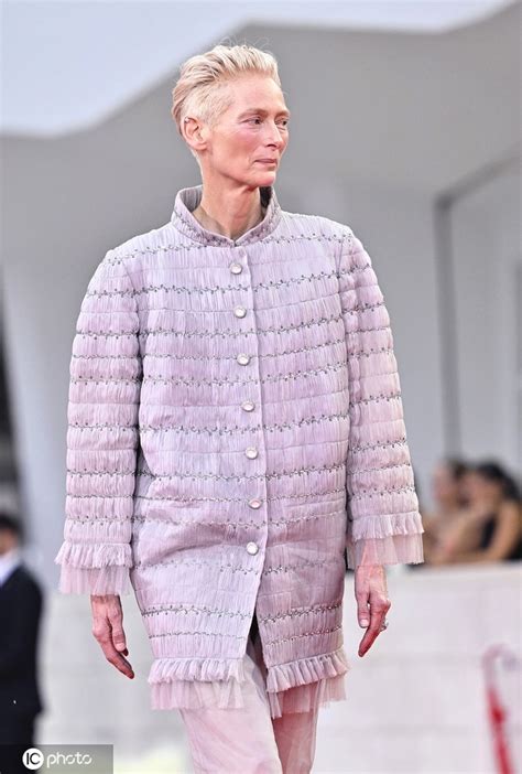 蒂尔达·斯文顿出席威尼斯电影节《隔壁房间》首映