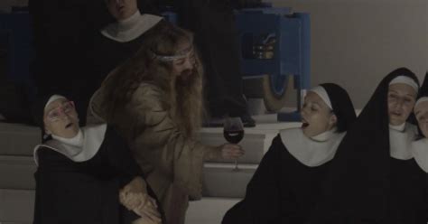 수녀들이 노출을… 독일 오페라 공연 중 관객구토