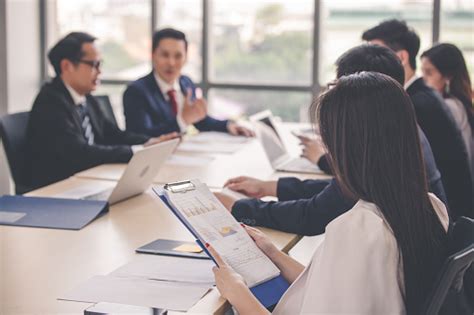 비즈니스 팀은 성공적인 팀워크의 결과를 보여주는 기업의 평가 와 평가를 논의합니다 차트와 새로운 스타트업 프로젝트와 협력하는