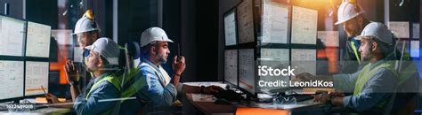 산업의 개념 40 Scada 시스템 Ai 및 디지털 기술을 사용하여 산업 프로세스를 제어하는 엔지니어의 광범위한 이미지 오페라