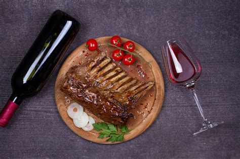 유리와 양고기와 함께 레드 와인의 병 절단 포도주와 고기 0명에 대한 스톡 사진 및 기타 이미지 0명 갈비 음식 결정체 Istock