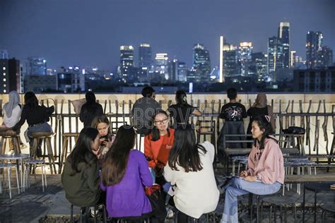Hanging Out While Enjoying The Cityscape At A Rooftop Cafe Observer The Latest Information
