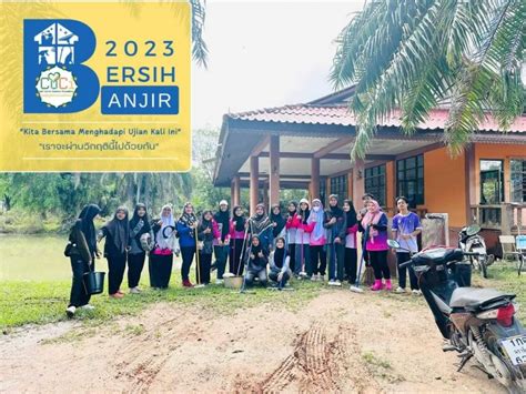 คณาจารย์และนักศึกษาหลักสูตรการสอนภาษามลายู ร่วมทำความสะอาดห้องเรียน ณ โรงเรียนมะอาหัดอิสลามียะห์