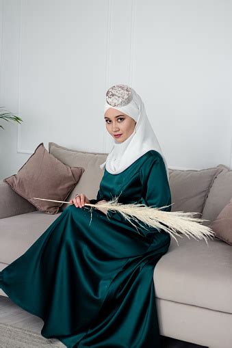 하얀 머리 스카프와 국가 칼팍에 아름다운 녹색 드레스를 입은 무슬림 여성 국가 머리 장식과 드레스 동양 문화 타타르족 30 34세에 대한 스톡 사진 및 기타 이미지 Istock