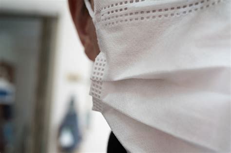 의료 용 또는 수술 용 마스크를 착용 하는 젊은 남자의 얼굴클로즈업 스쿠버 마스크에 대한 스톡 사진 및 기타 이미지 스쿠버 마스크 일반의 간호사 Istock