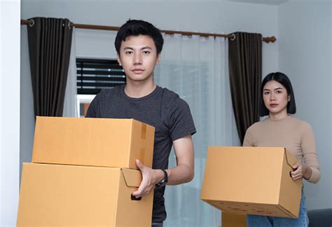 행복 한 웃는 부부는 골 판지 상자를 들고 있는 동안 카메라를 보고 새로운 집에서 이동 합니다 홈 사람 수리 및 부동산 개념 긍정적인 감정 표현에 대한 스톡 사진 및 기타