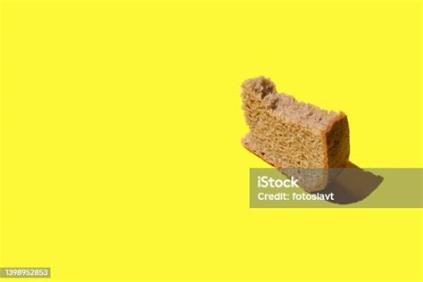 노란색 배경에 검은 빵 조각 빵 껍질 얇게 썬 슬라이스가있는 검은 빵 0명에 대한 스톡 사진 및 기타 이미지 0명 3가지 개체 갈색 Istock