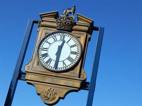 Безплатна снимка реколта кръгъл път исторически осветление декор часовникова кула на