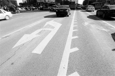 高速路上实线两边锯齿 大山谷图库