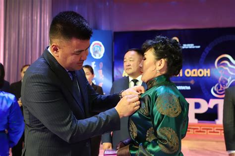 Монгол Улсын Ерөнхийлөгчийн зарлигаар Эхийн алдар 2 дугаар зэргийн одонгоор шагнагдсан