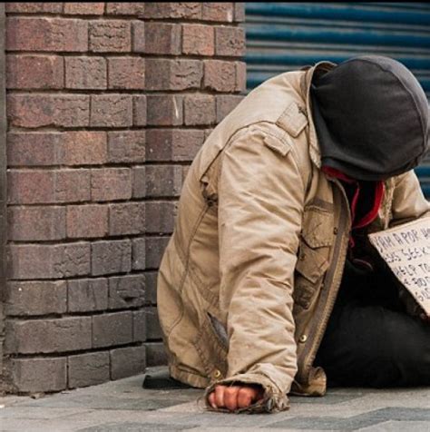 Млад мъж наследник на собственика на голям хотел унижи бездомник пред хотела но всичко му се