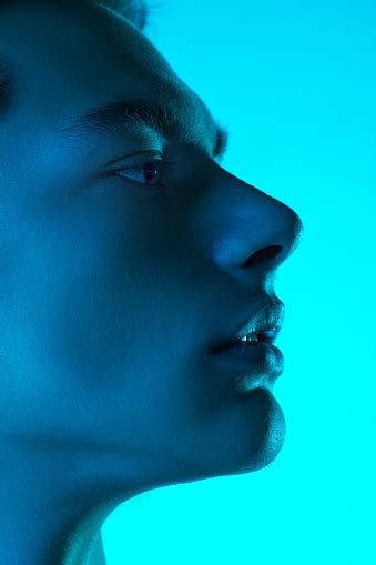 네온 빛 흑백의 푸른 스튜디오 배경에 고립 된 잘 생긴 백인 남자의 초상화 16 17 살에 대한 스톡 사진 및 기타 이미지 16 17 살 가수 감정 Istock